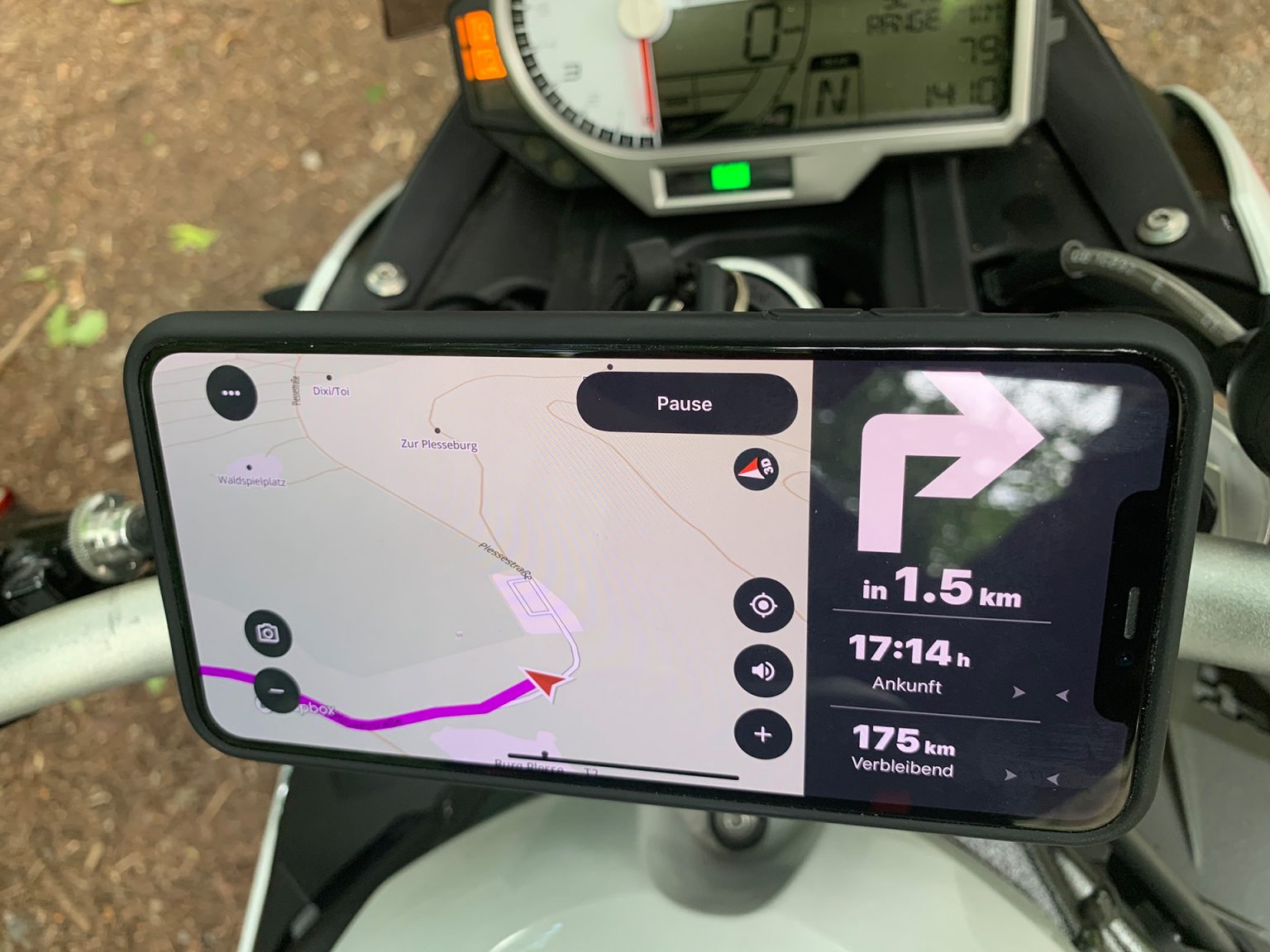 Motorrad Handyhalterung mit Ladefunktion von SP Connect im Test (Moto ...